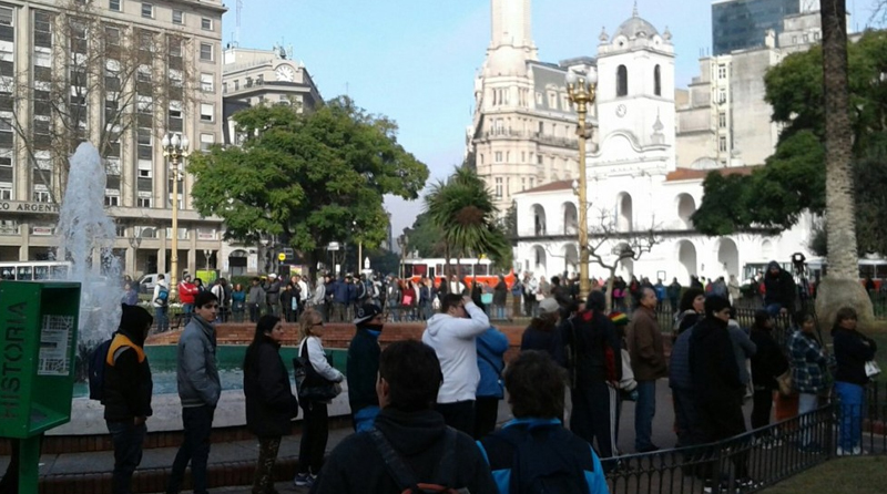 Largas filas en Capital por bananas gratis contra la importación de ...