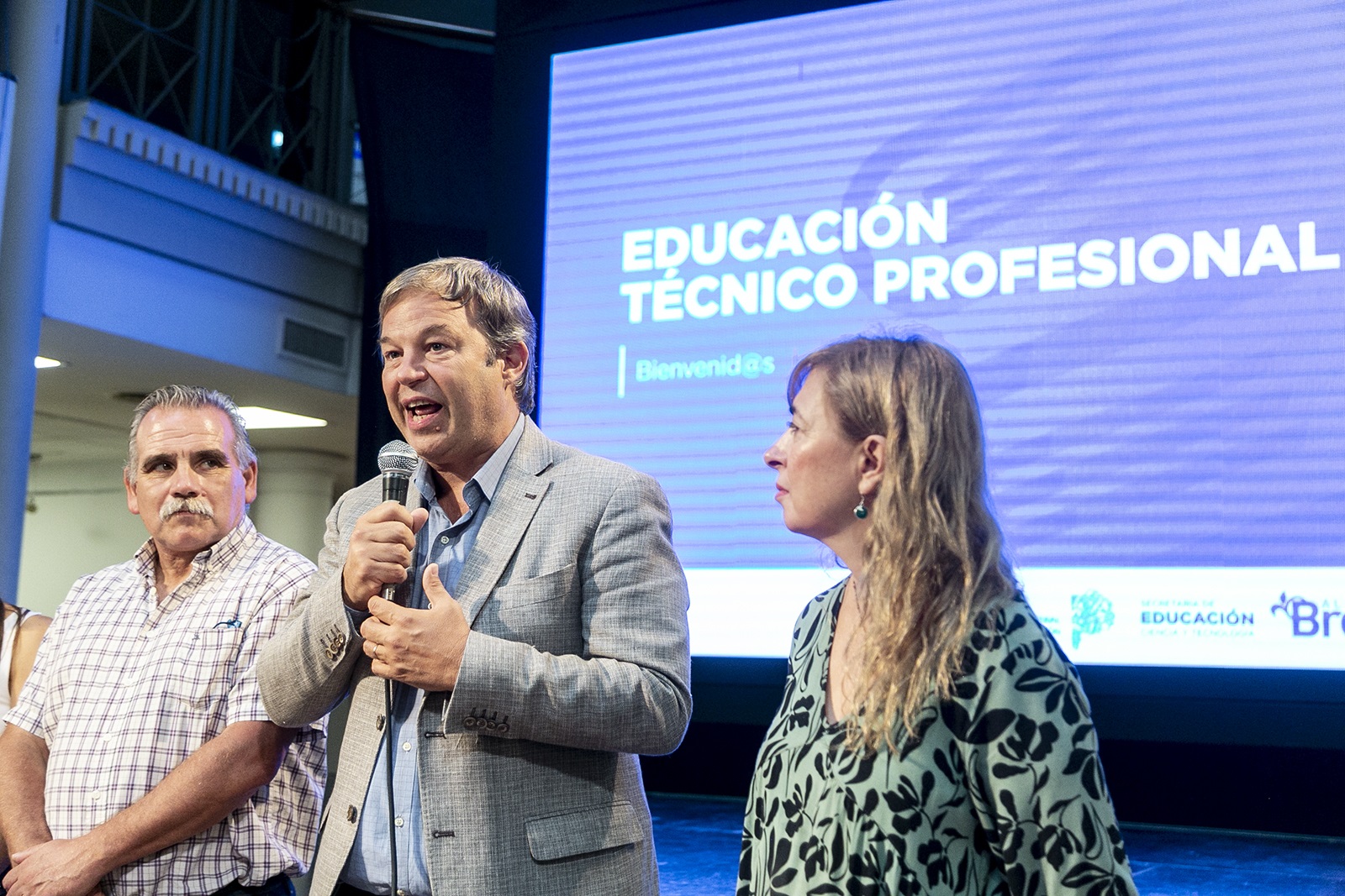 Emotiva entrega de diplomas a egresados brownianos de la Educación ...